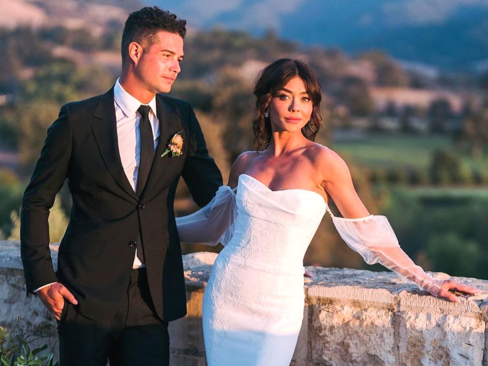 'The Bachelorette' alum Wells Adams and Sarah Hyland finally get ...